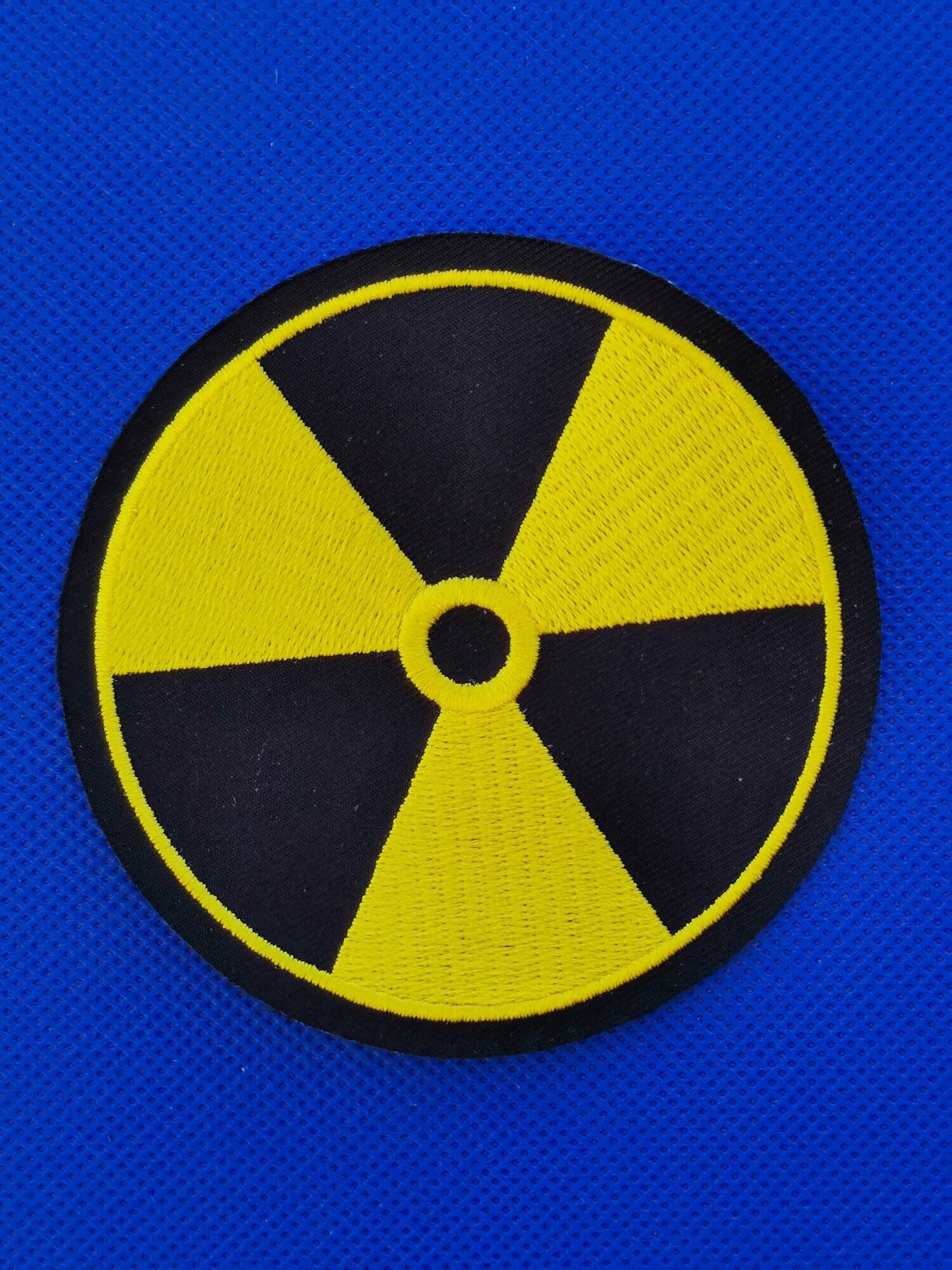 Нашивка "Знак радиации" на одежду, шеврон термоклеевой, диаметр 9 см