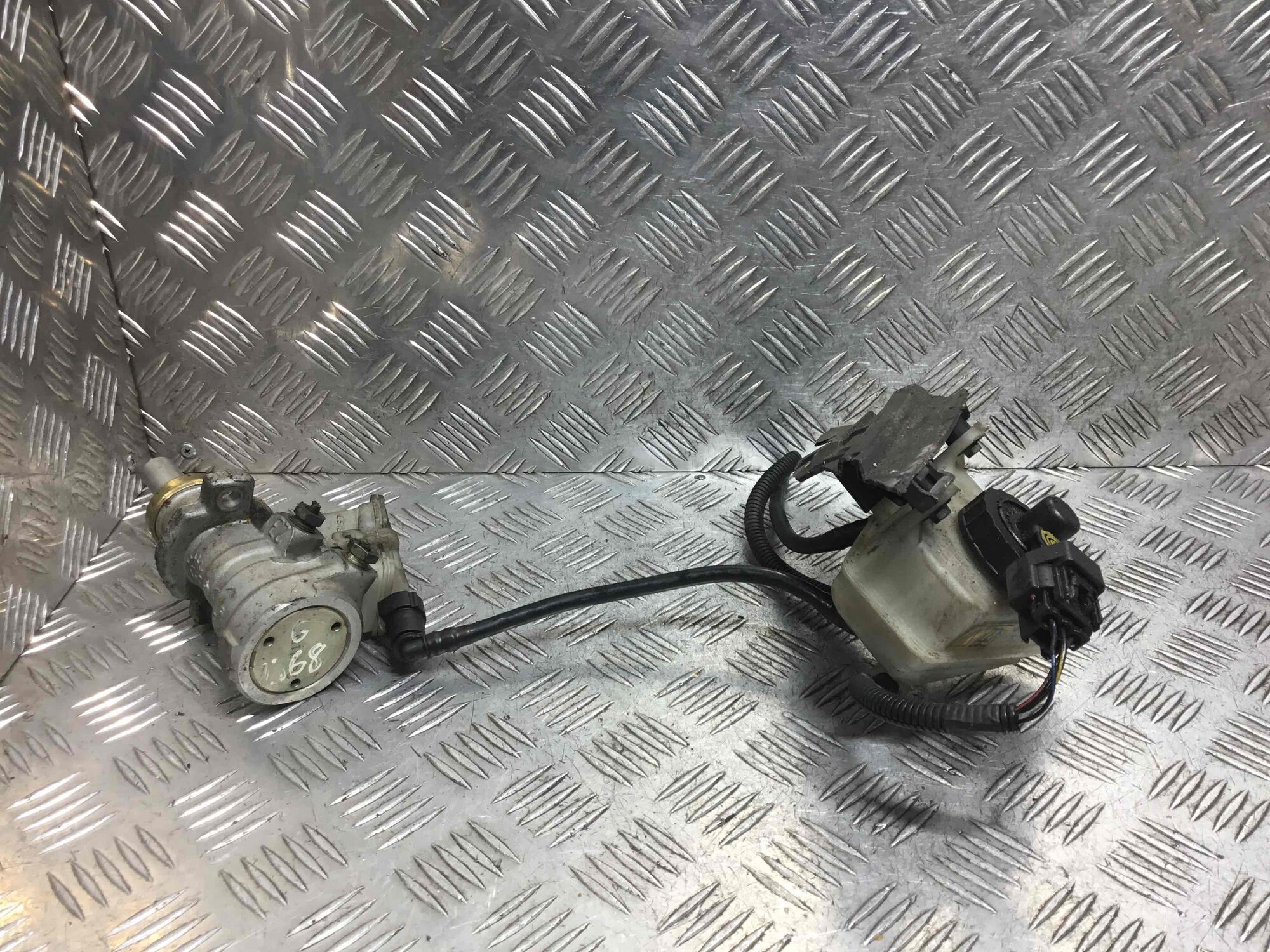 Б/У Цилиндр тормозной главный Ford Focus 1 поколение [рестайлинг] (2001-2005) 2004 г.