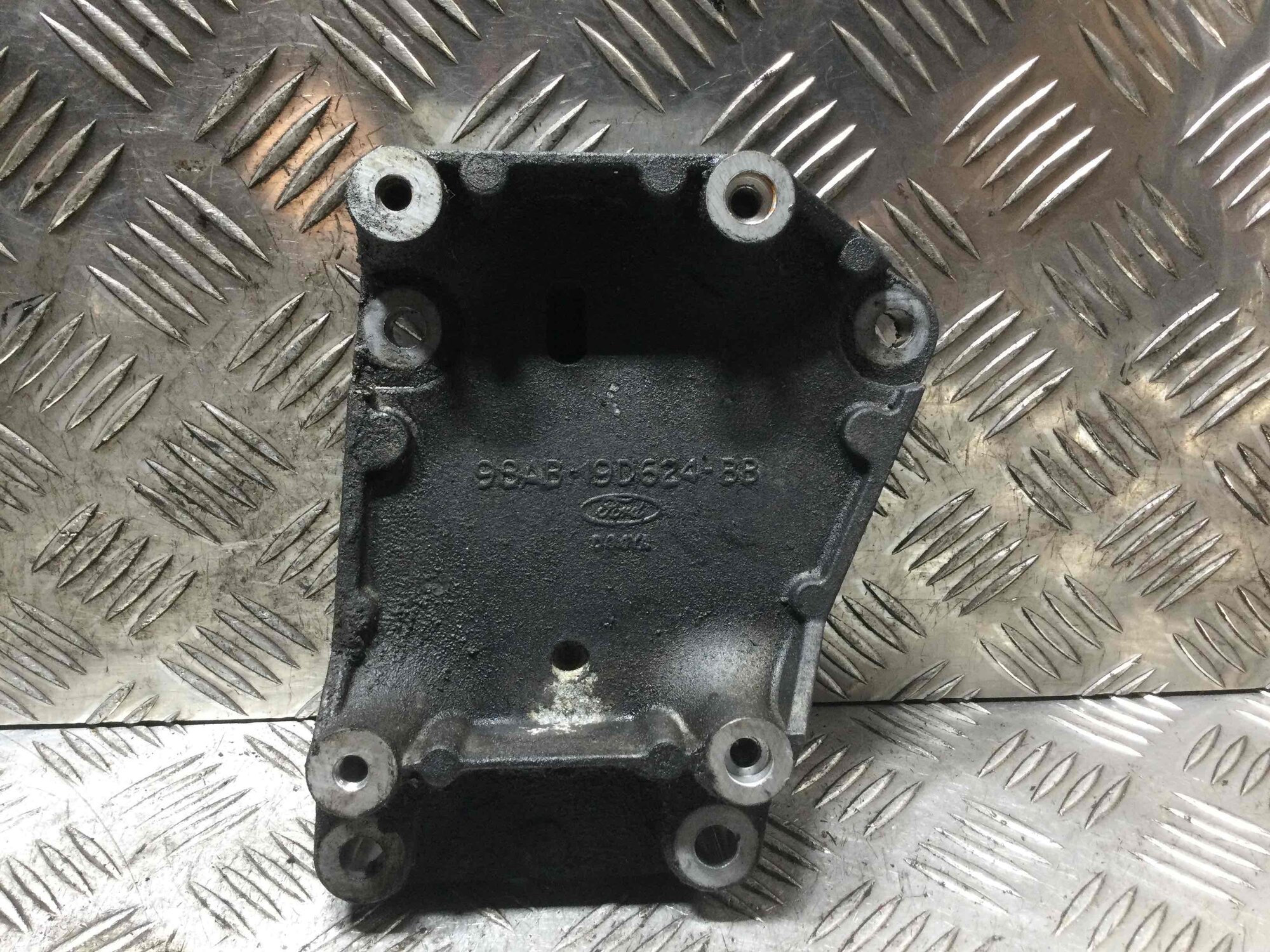 Б/У Кронштейн компрессора кондиционера Ford Focus 1 поколение [рестайлинг] (2001-2005) 2004 г.