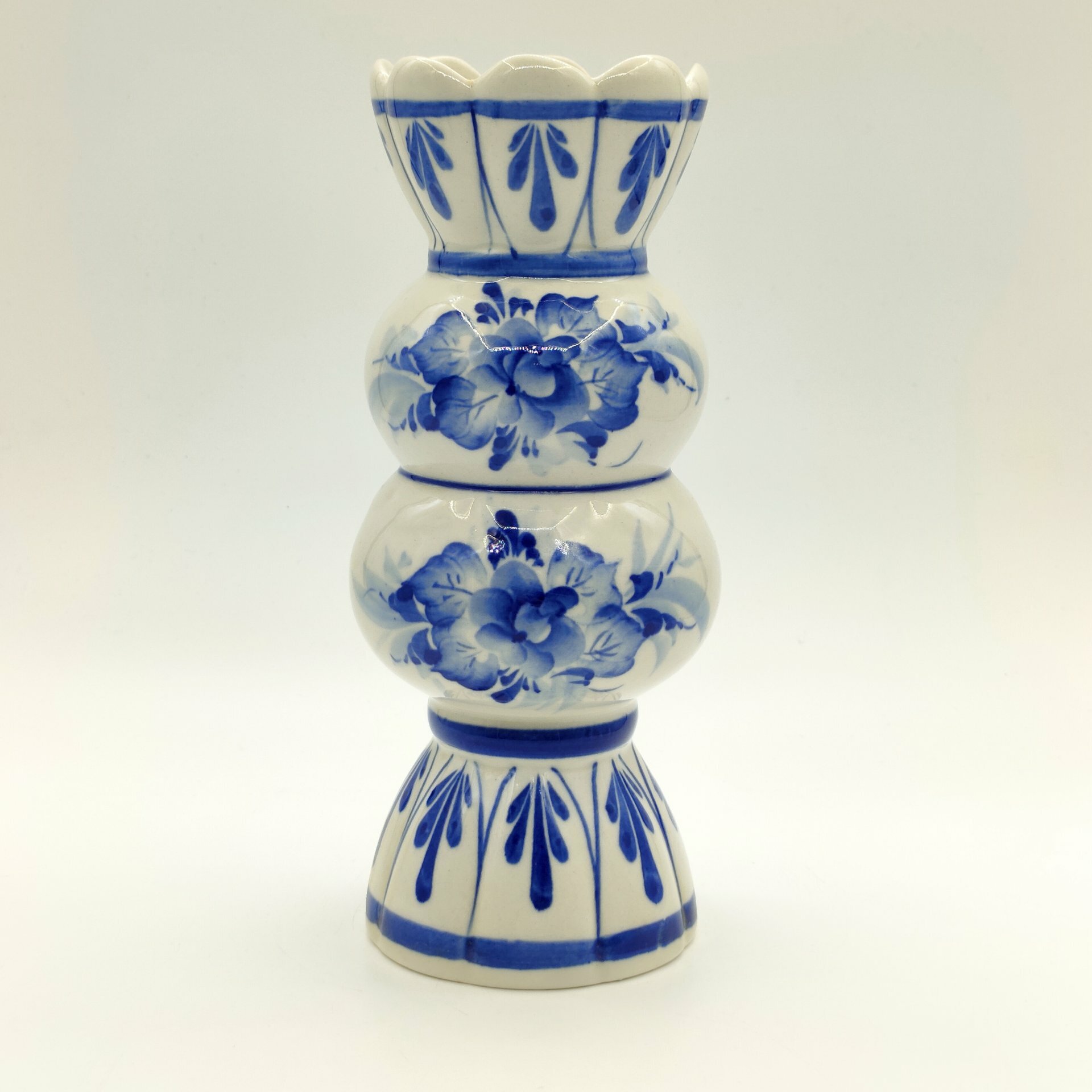 Ваза, украшенная цветочным декором, Гжель, фарфор, роспись