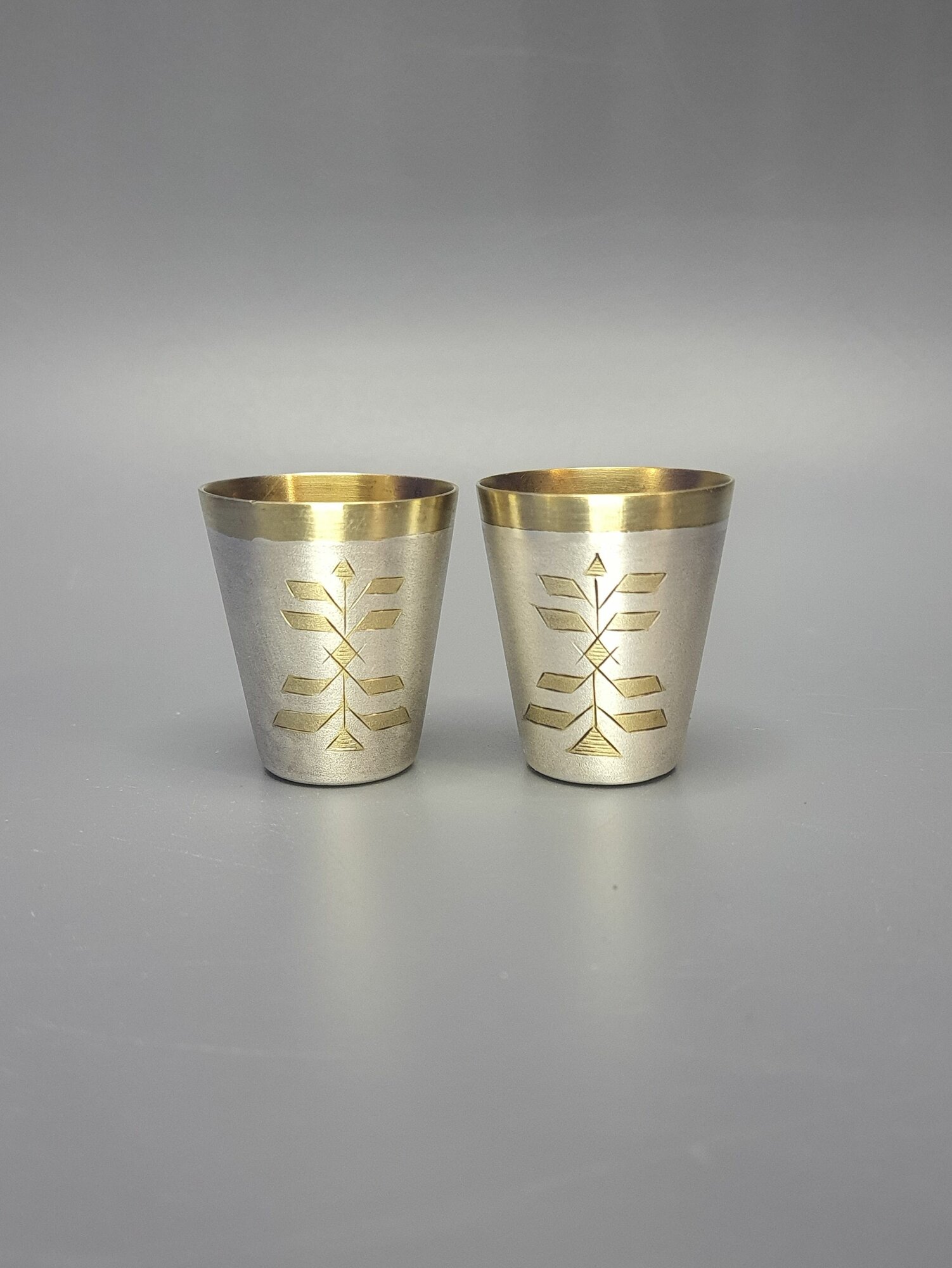 Винтажные стопки с узором, мельхиор, золочение, набор на двоих, 25 мл, СССР, 70е