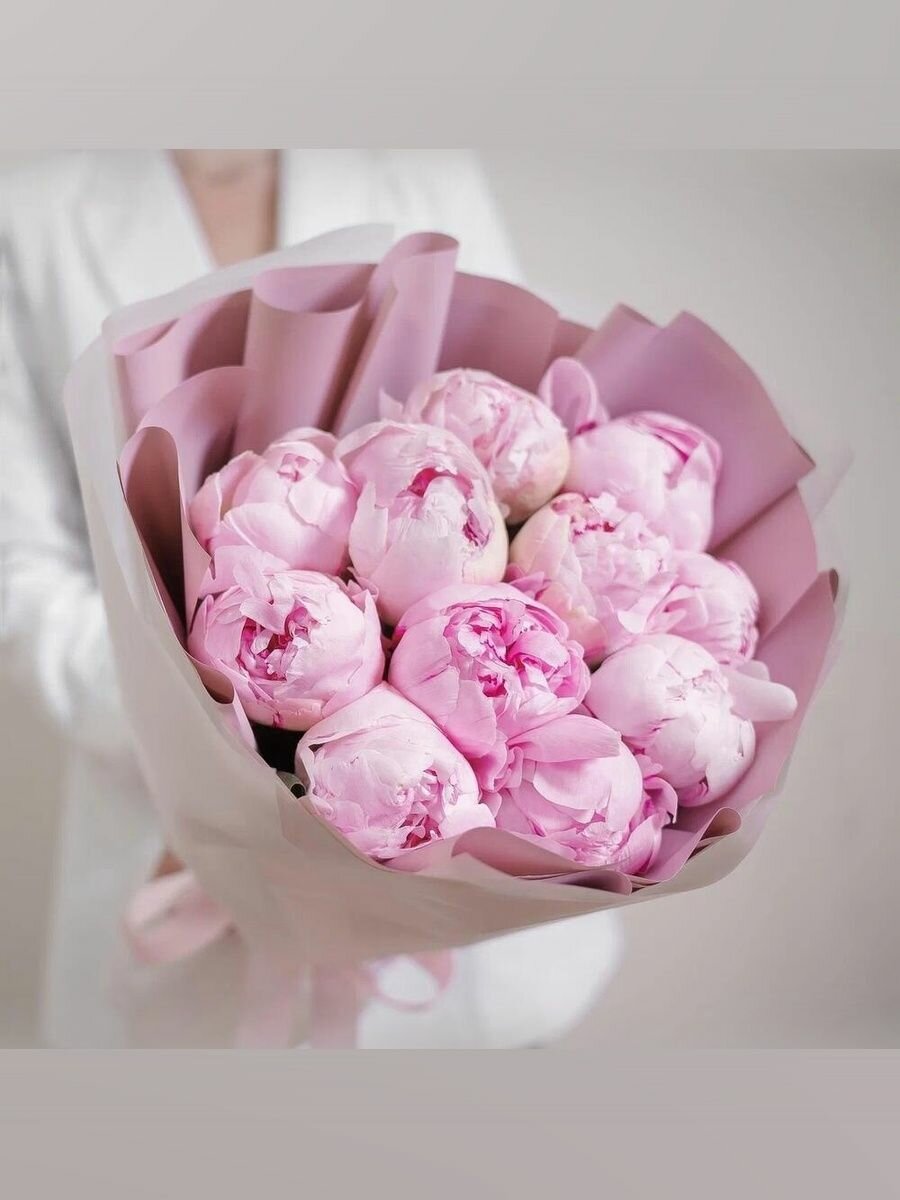 Букет из 11 розовых пионов