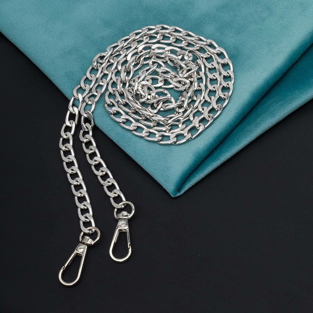 Цепочка для сумки с карабинами алюминиевая плоская 60 см, 9*14 мм, цвет серебристый