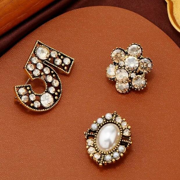 Комплект брошей