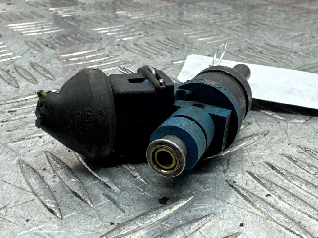 Форсунка топливная Volkswagen Passat 5 арт. 2271352