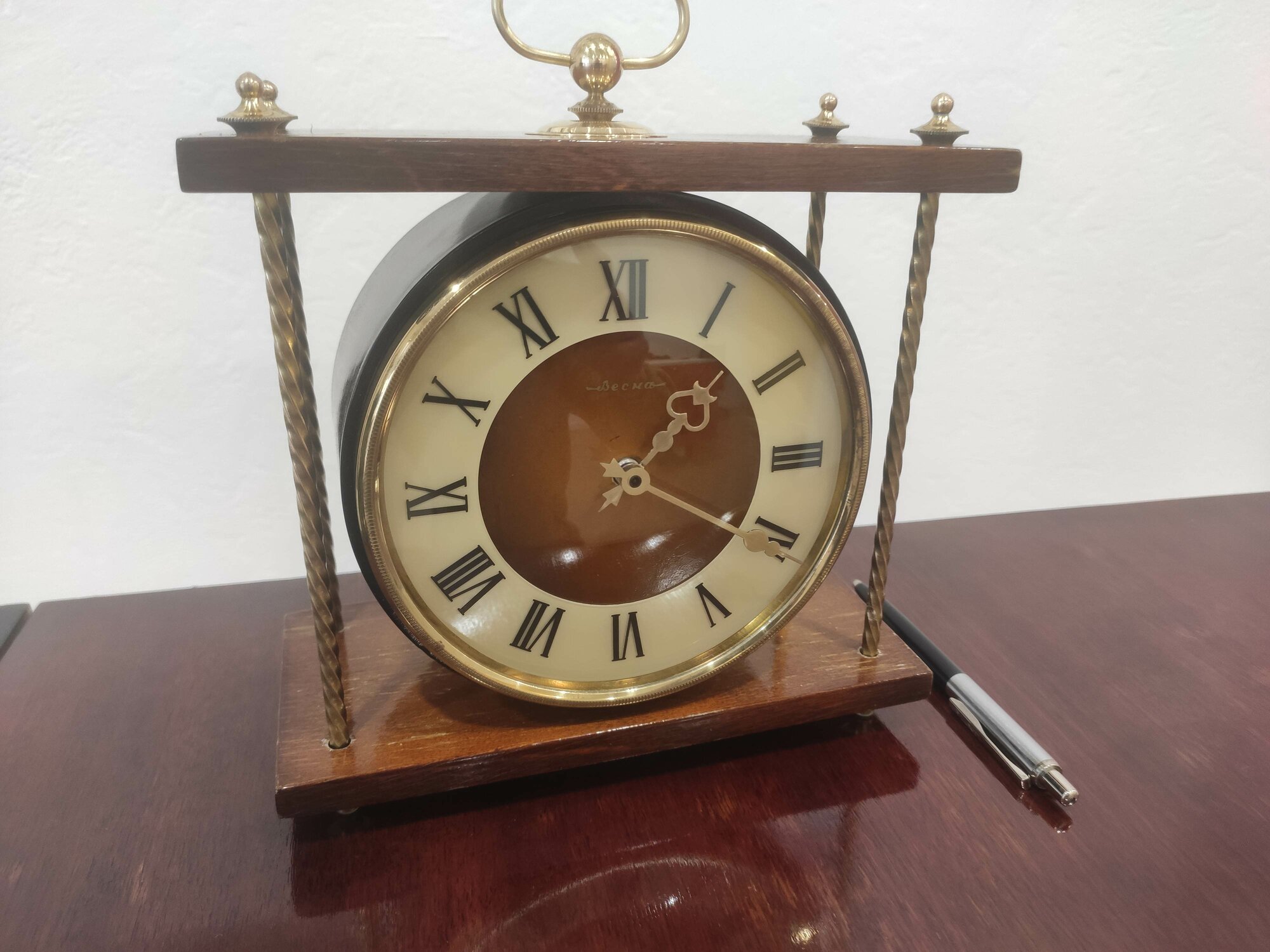 Часы Каминные , настольные Весна, Кварцевые, Винтажные, СССР, Латунь, Дерево, Стекло, Коричневые ретро