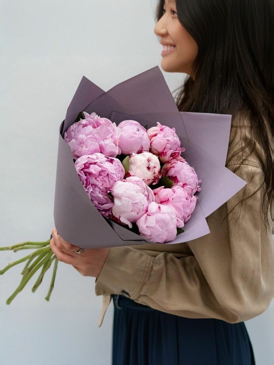 Букет из 9 розовых голландских ароматных пионов сорта Сара Бернар