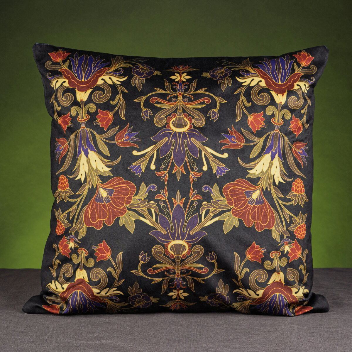 Декоративная подушка бархатная 40 х 40 см Taro черного цвета