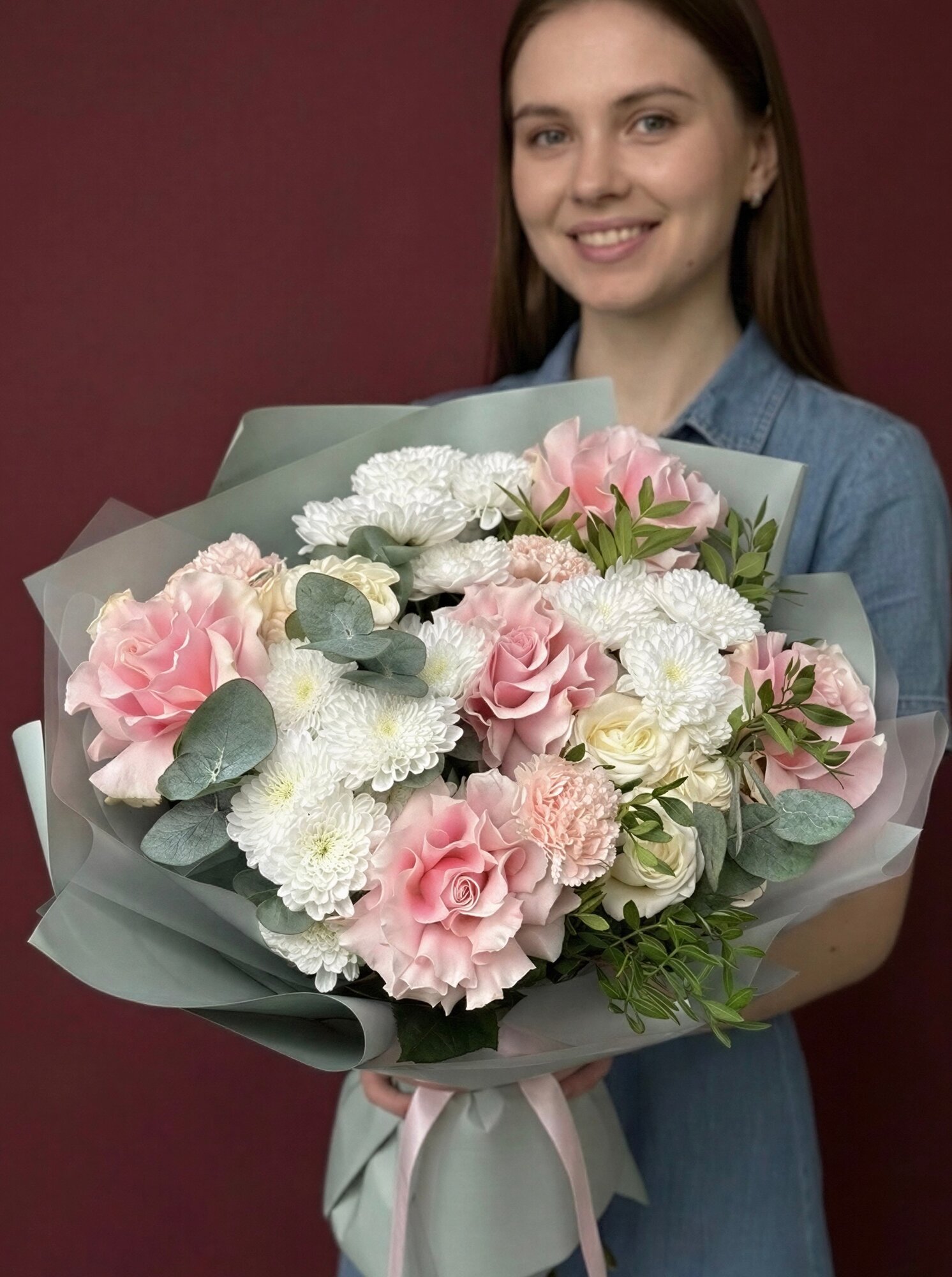 Сборный букет "Романтическое Настроение" с французскими розами, хризантемой и диантусами