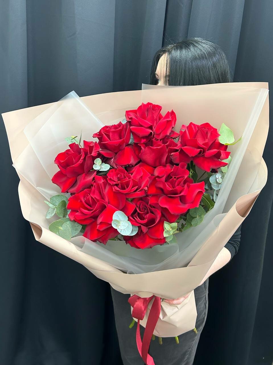 Монобукет из 9 красных Французских роз с эвкалиптом в матовой пленке