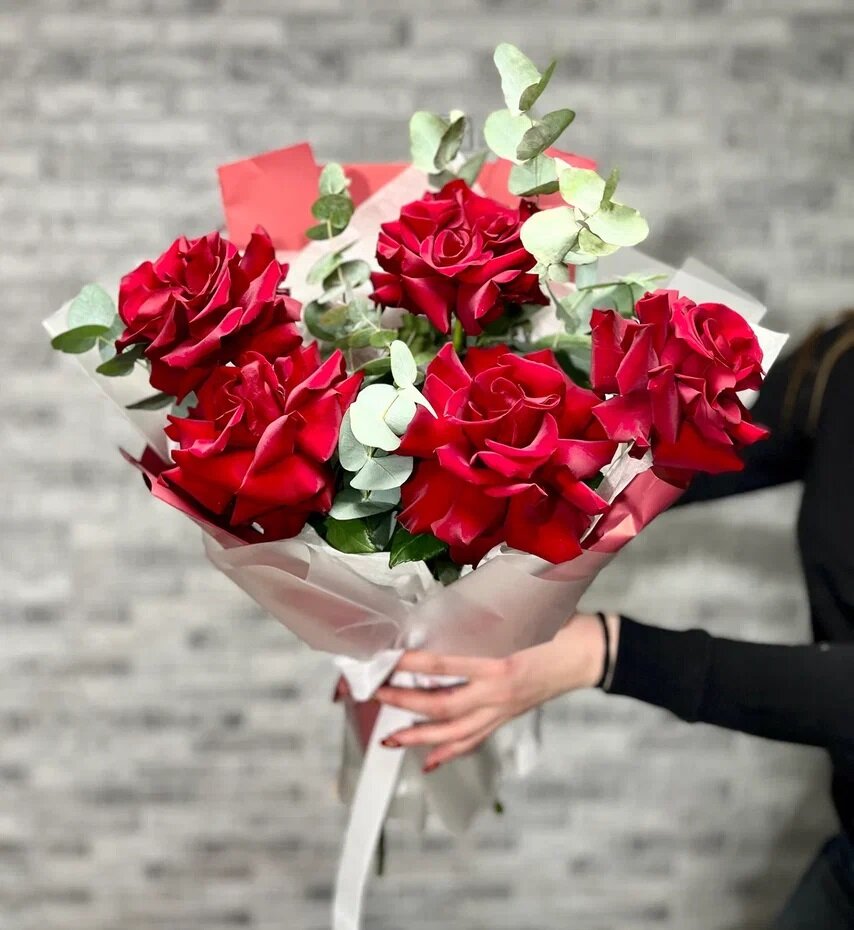 Букет из живых цветов из 5 красных французских роз и 5 веток эвкалипта ,50 см в матовой упаковке