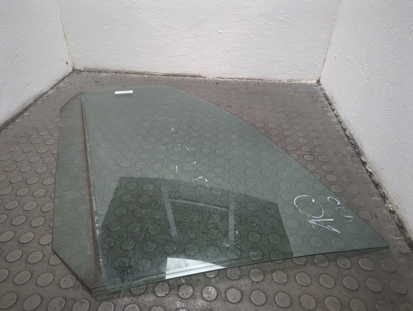 Стекло боковой двери левое переднее Volkswagen Caddy Б/У