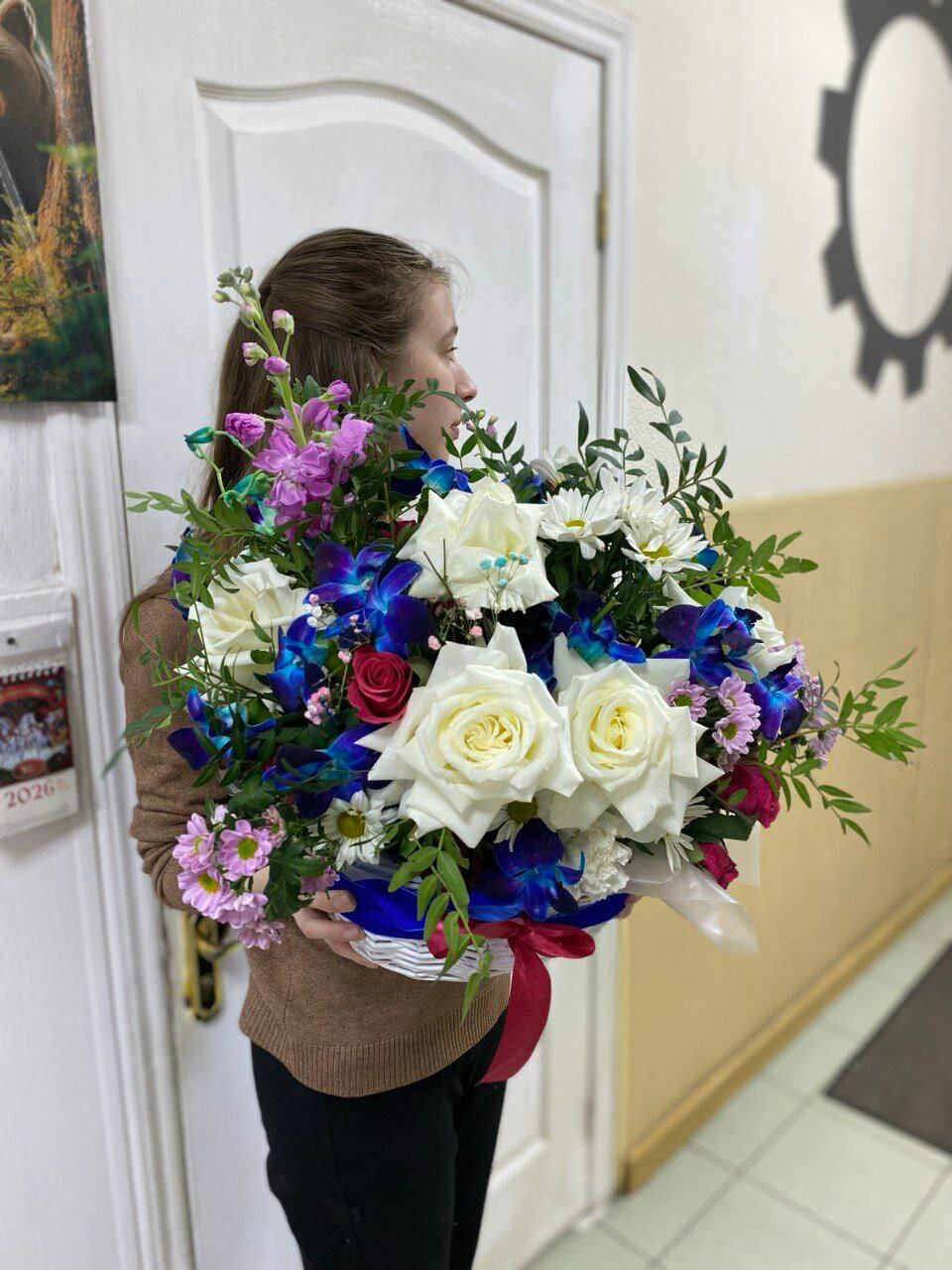 Корзина с белыми розами и космическими орхидеями