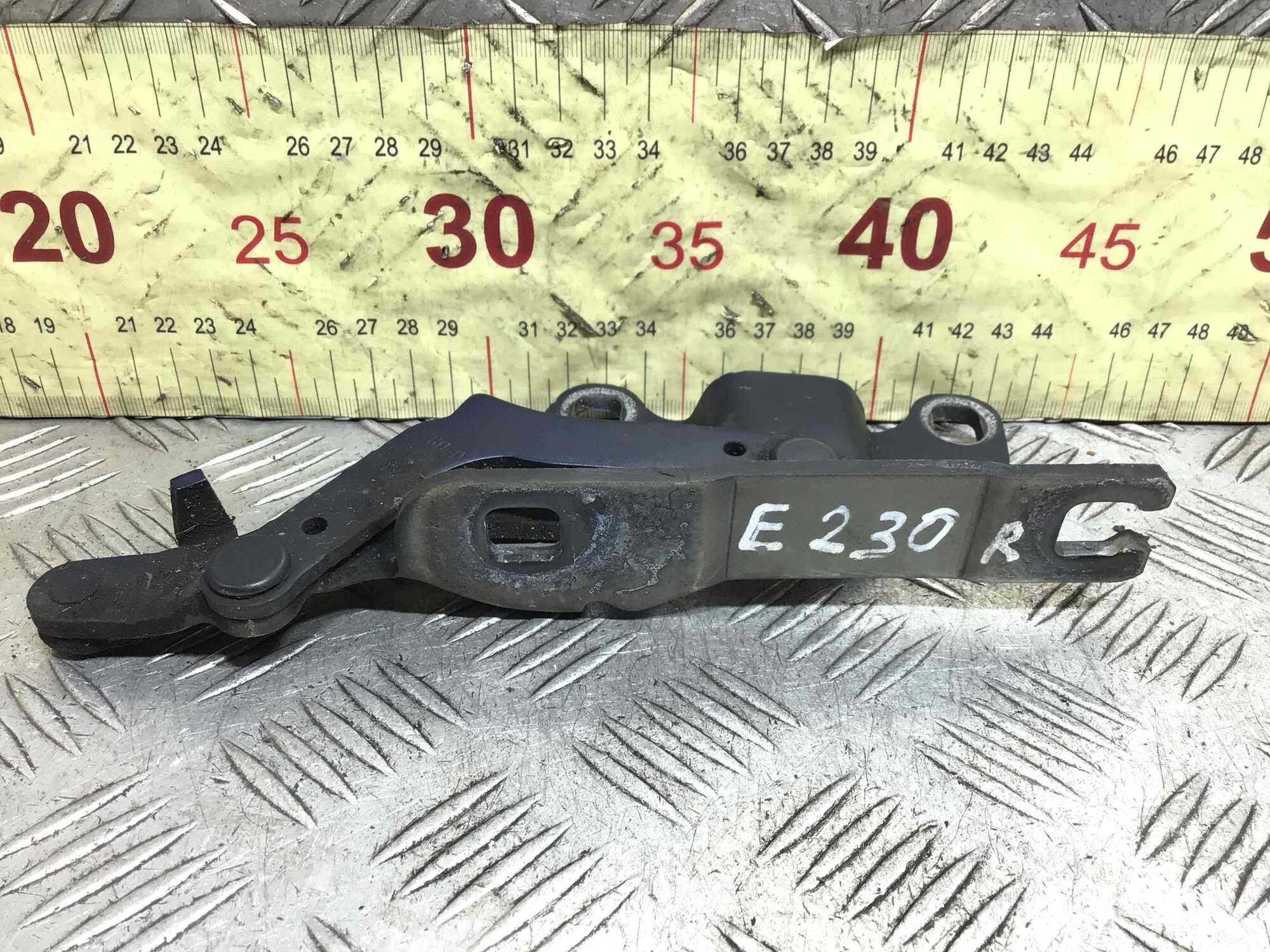 Б/У Петля капота правая BMW 3-Series 3-Series E90/E91/E92/E93 2005 - 2010 2006 г.