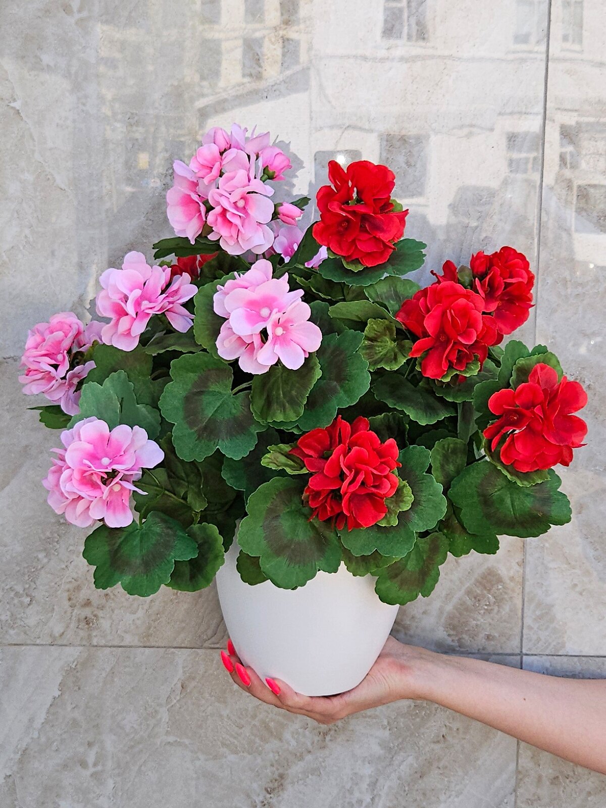 Искусственные цветы Герань красно-розовая густая в белом кашпо, декор для офиса от ФитоПарк