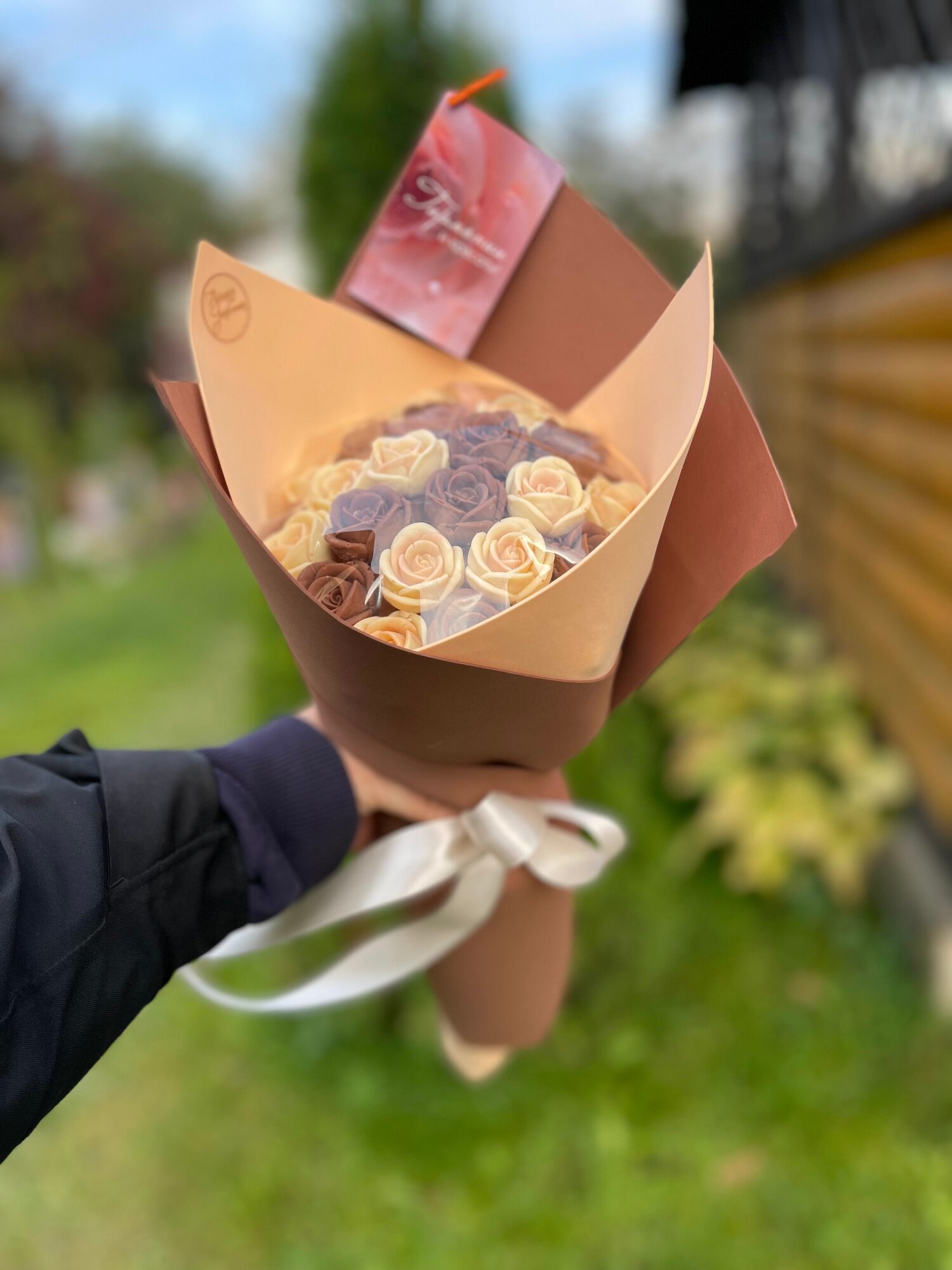 Шоколадные цветы: Букет роз из белого и молочного шоколада, съедобный букет девушке на 8 марта