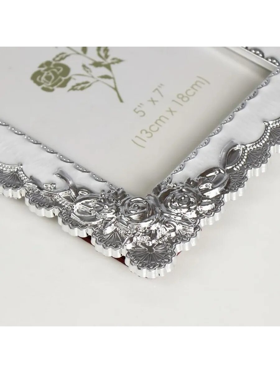 Элегантная фоторамка с розами и лентами