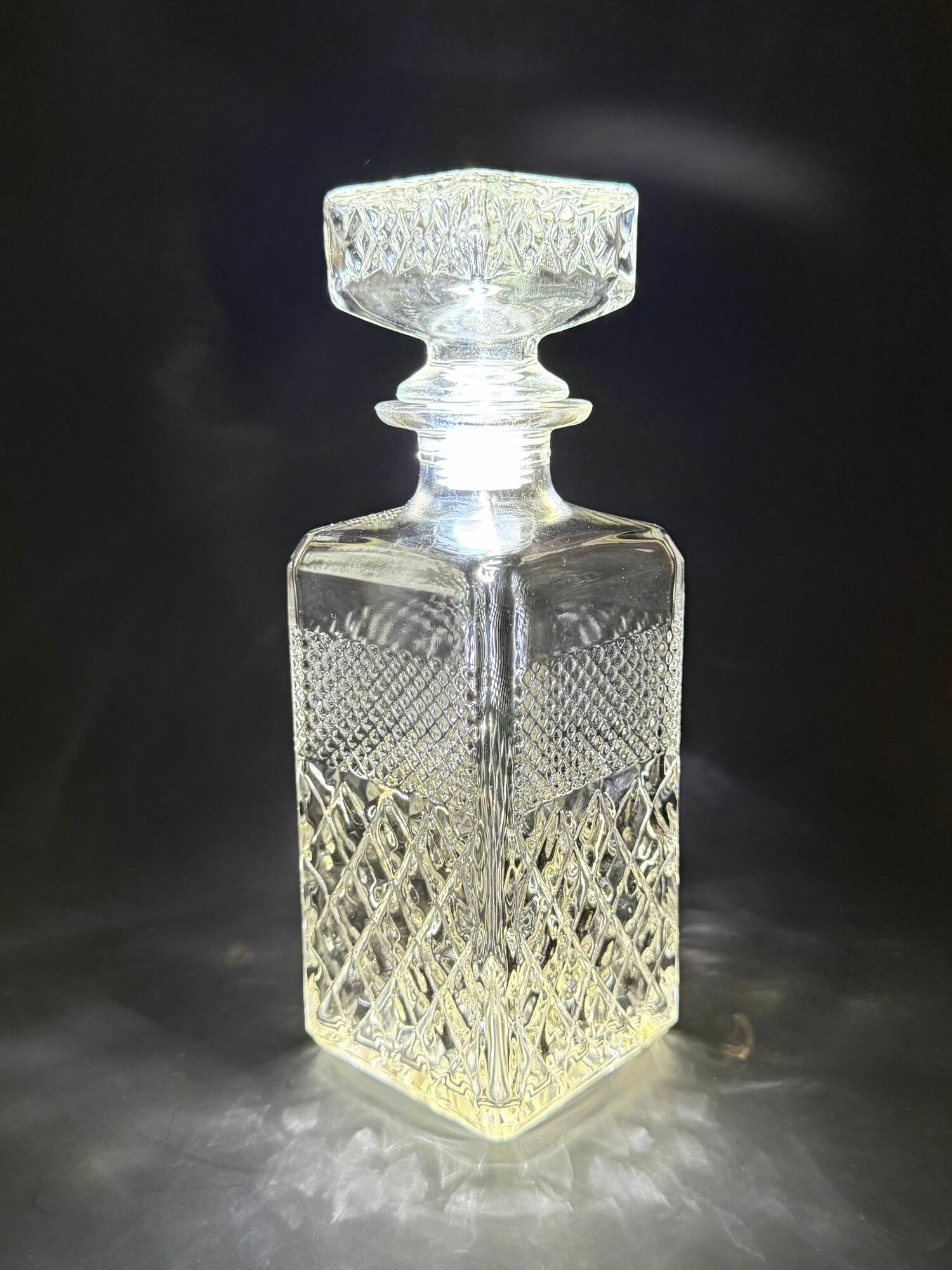 Штоф винтажный четырехгранный массивный с ромбическим декором. Хрусталь. Чехословакия, 1970-е гг.