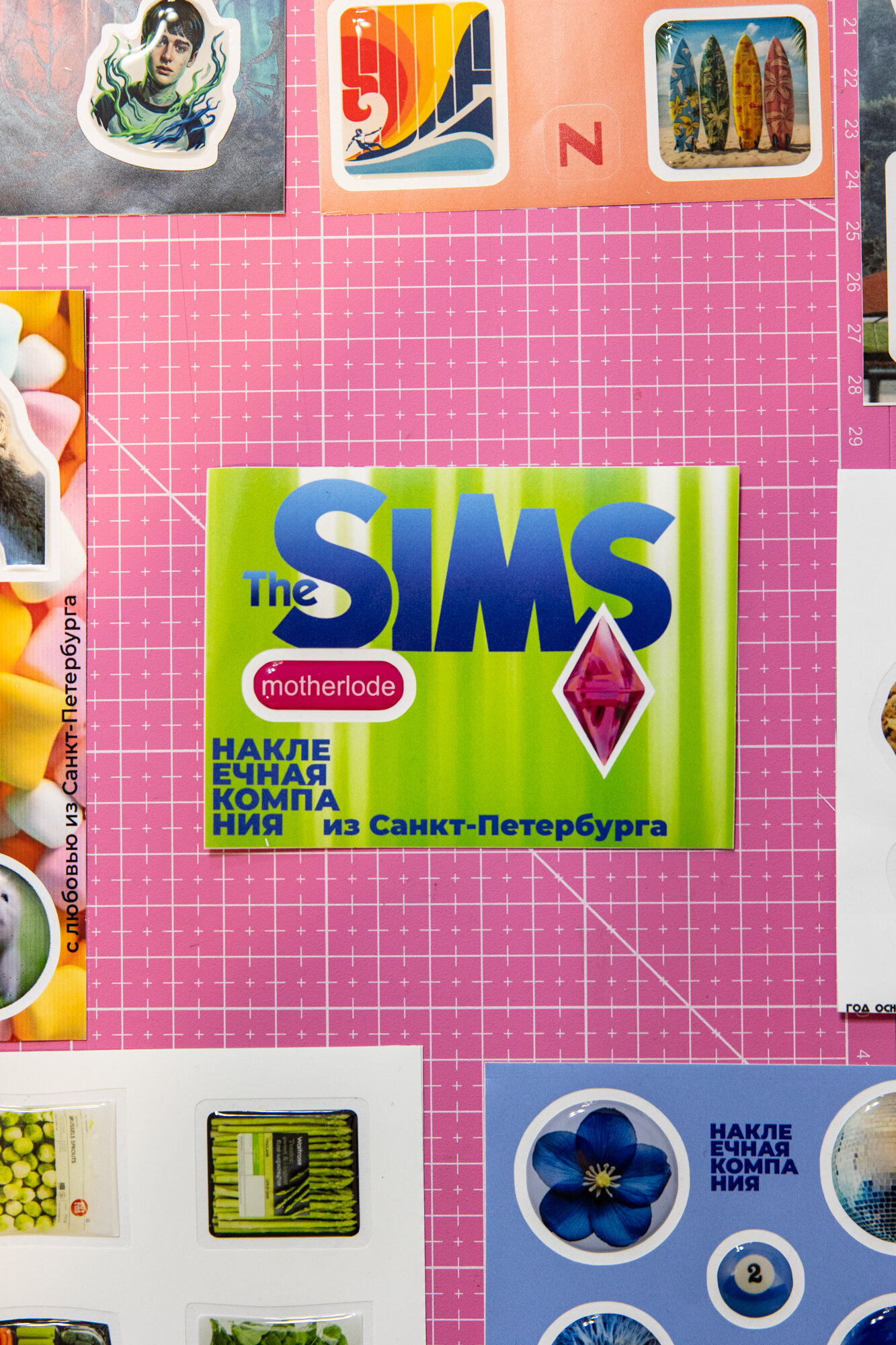 Наклейка 3D на телефон Симс пламбоб розовый +денежный код мотхерлоде розовый игра Sims