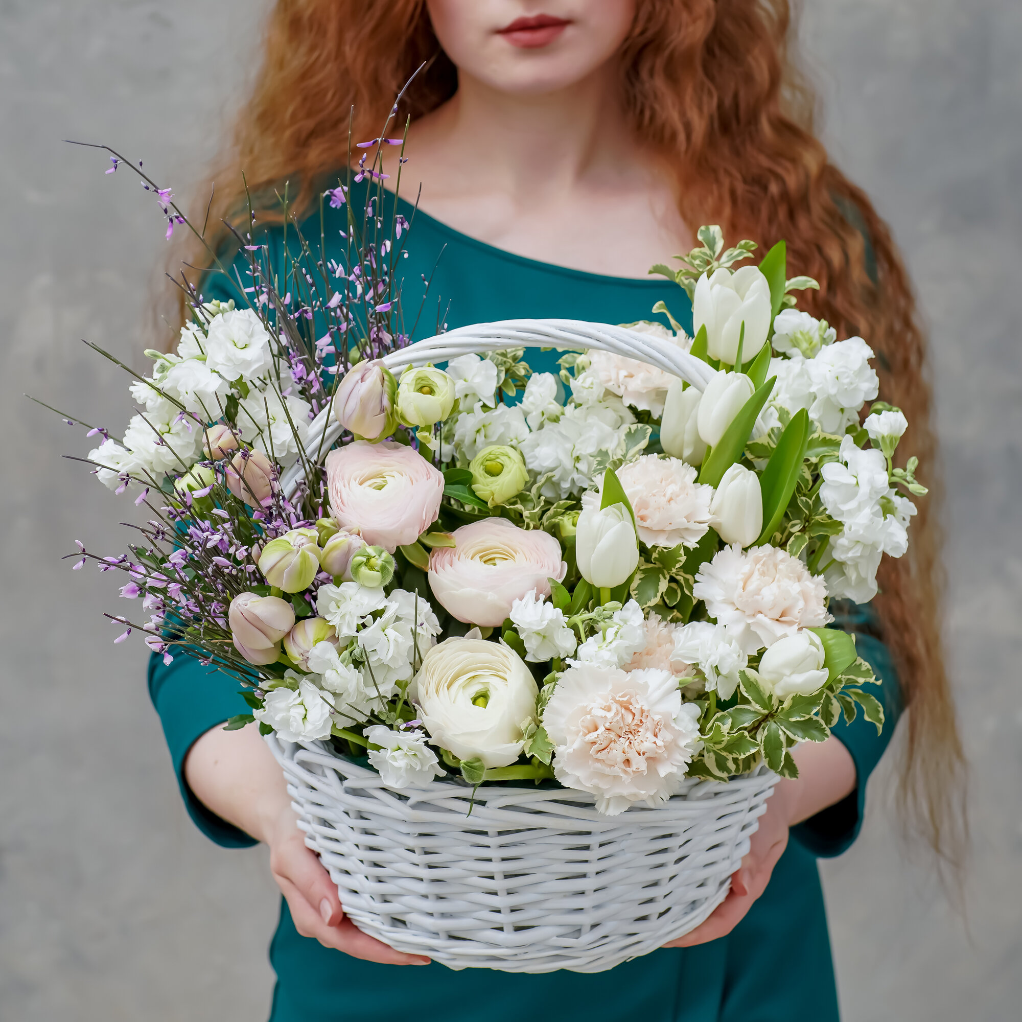 Букет живых цветов Flor-Pro Flowers из тюльпанов, маттиолы и гвоздик в корзине "Вдохновение души"