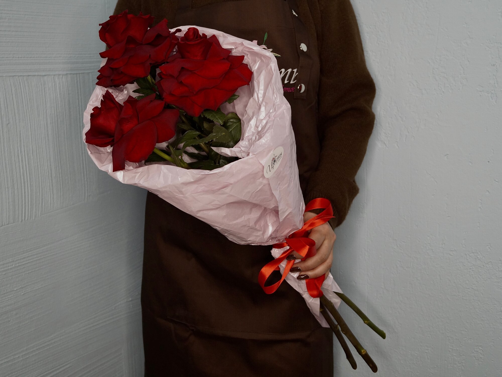 Монобукет "Французские розы", 3 цветка, оформление под ленту и оберточной бумагой