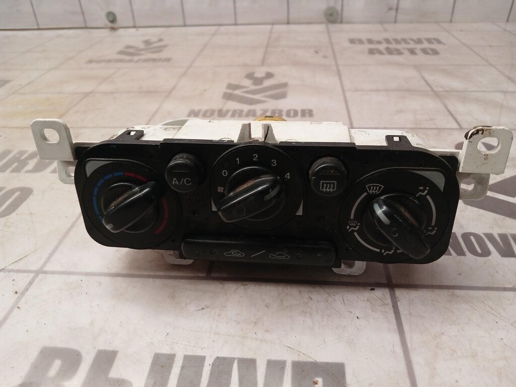 Блок управления печкой Mazda 323 BJ Protege Familia 1998-2002