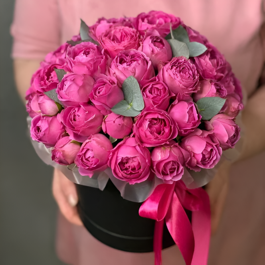 Коробка свежесрезанных цветов из пионовидных кустовых роз "Мисти Баблс"019