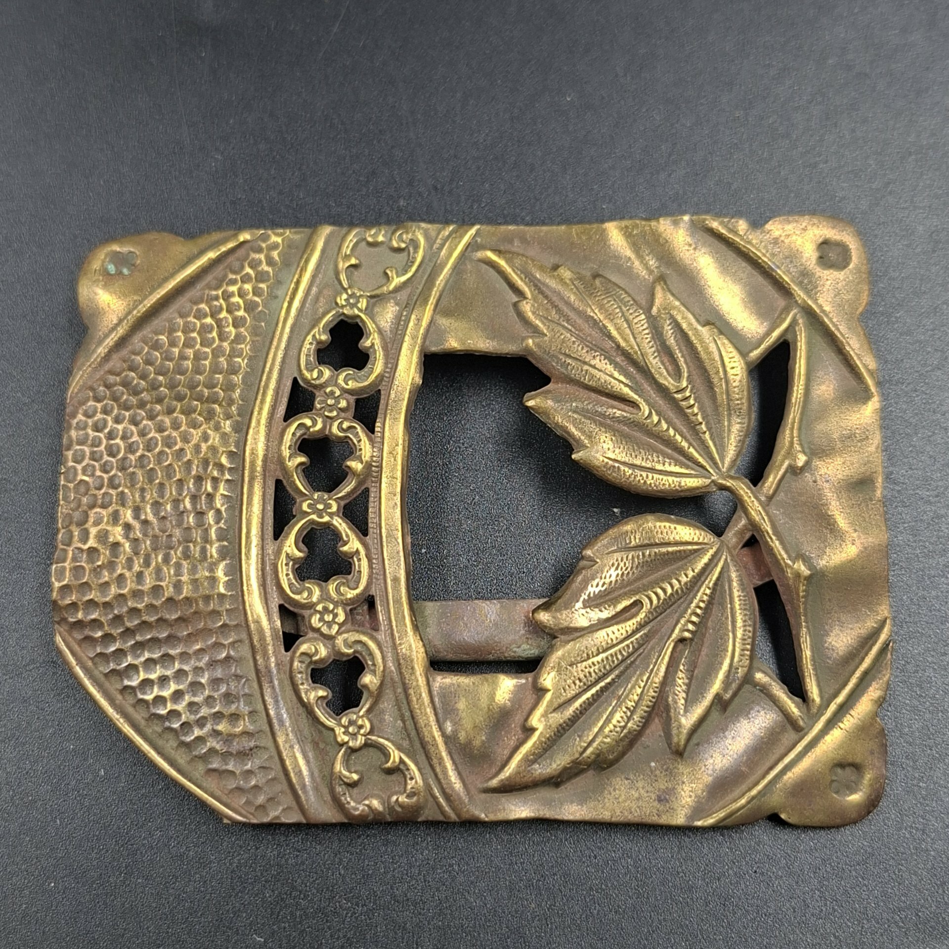 Пряжка женская поясная прямоугольной формы с декором в виде листьев, металл