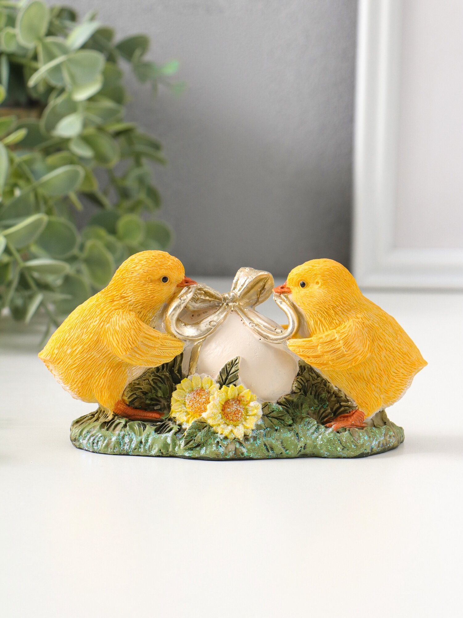 Фигурка полистоун «Цыплята завязывают подарочный бант на яичке», 7 см