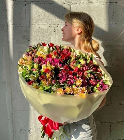 51 альстромерия, пышный букет, на любой повод, микс, разноцветный, на день рождения, юбилей, яркий, стойкий