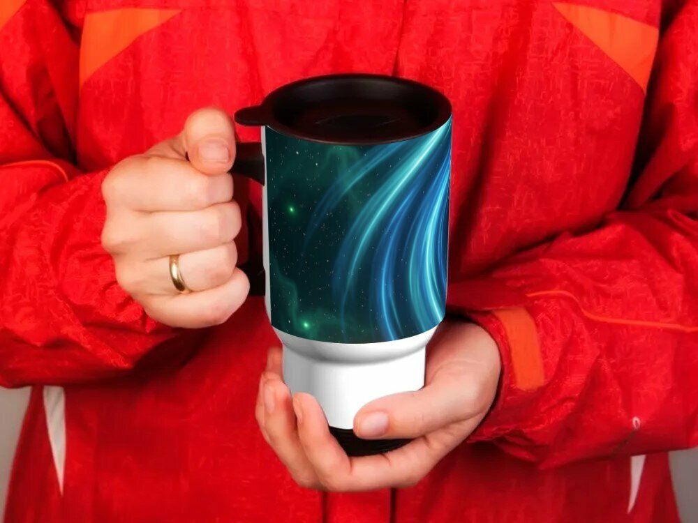 Тремокружка для авто с принтом "Космический вихрь среди звезд. Абстрактная спиральная галактика в глубоком космосе, сияющие голубые и бирюзовые потоки, туманности, мерцающие." 0.5 л.