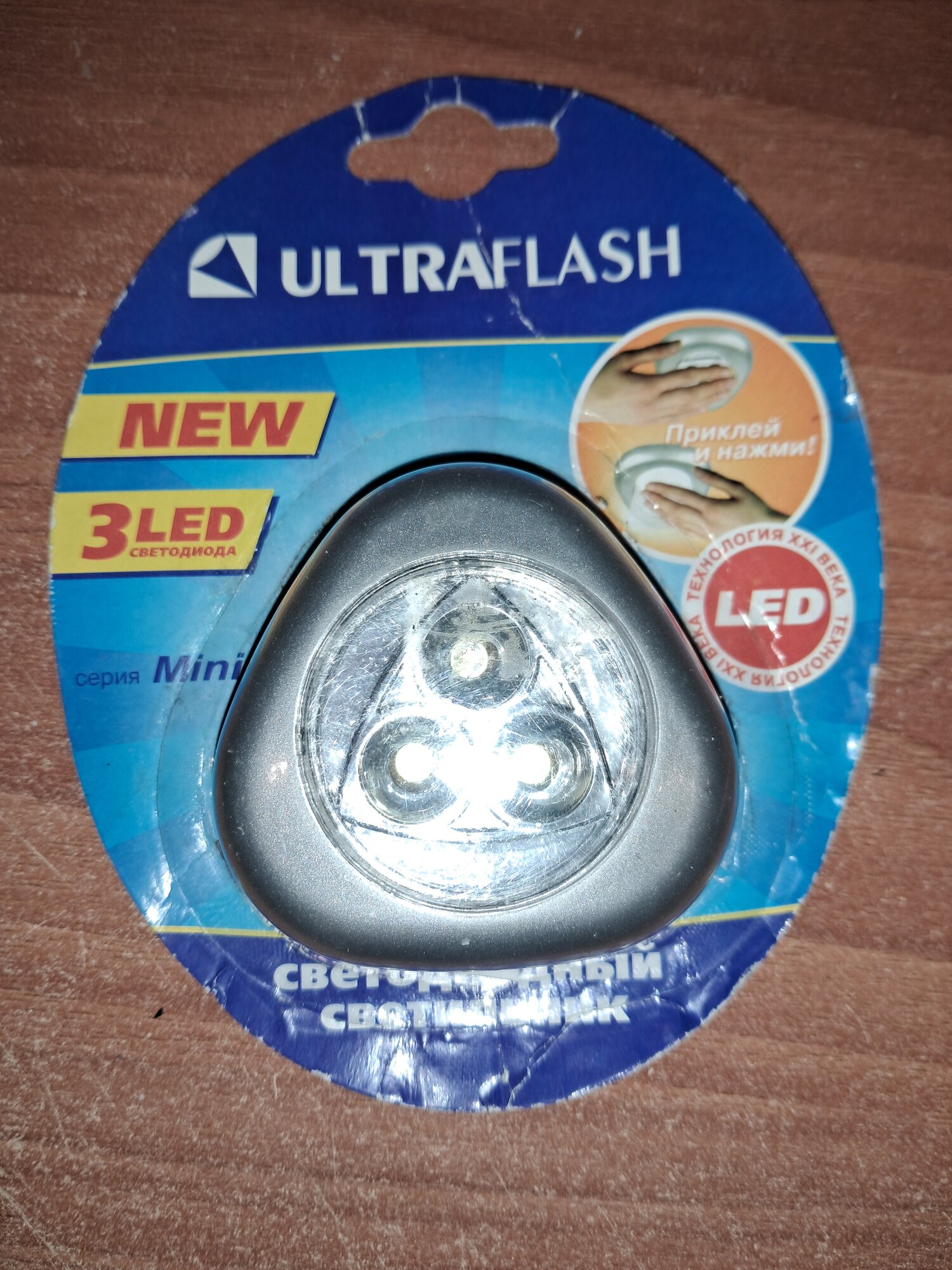 Фонарь Ultraflash Led6244, светодиодный 3 LED, кемпинговый, приклевивется, питание батарейки AAA (нет в комплекте)