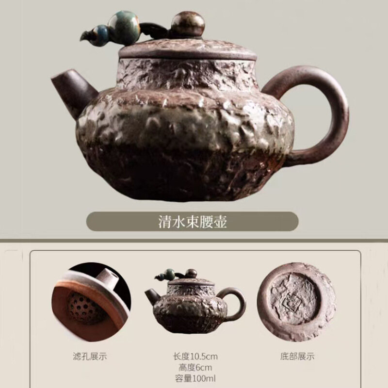 Чистая вода, дрова, обжигая бутылку с сокровищами Старый каменный глиняный чайник на дровах с прозрачной водой, объем