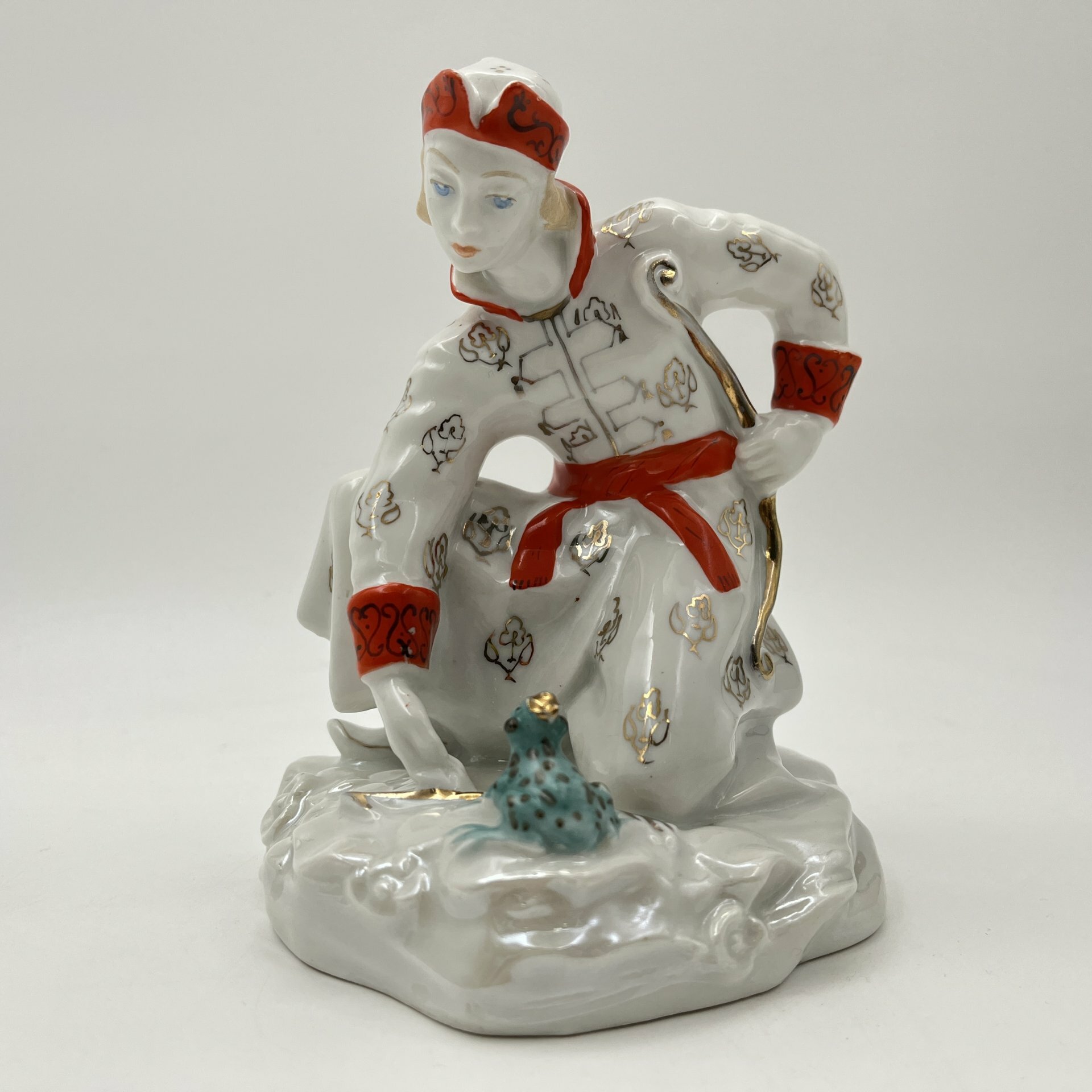 Статуэтка "Иван-царевич с царевной-лягушкой", скульптор А. А. Киселев, фарфор