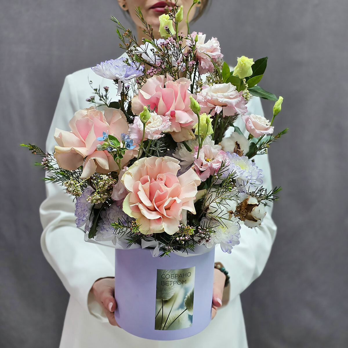 Букет Талисман Флора "Розовый сад", в шляпной коробке, из роз, хризантем, эустом и др, 9 цветов, 40 см