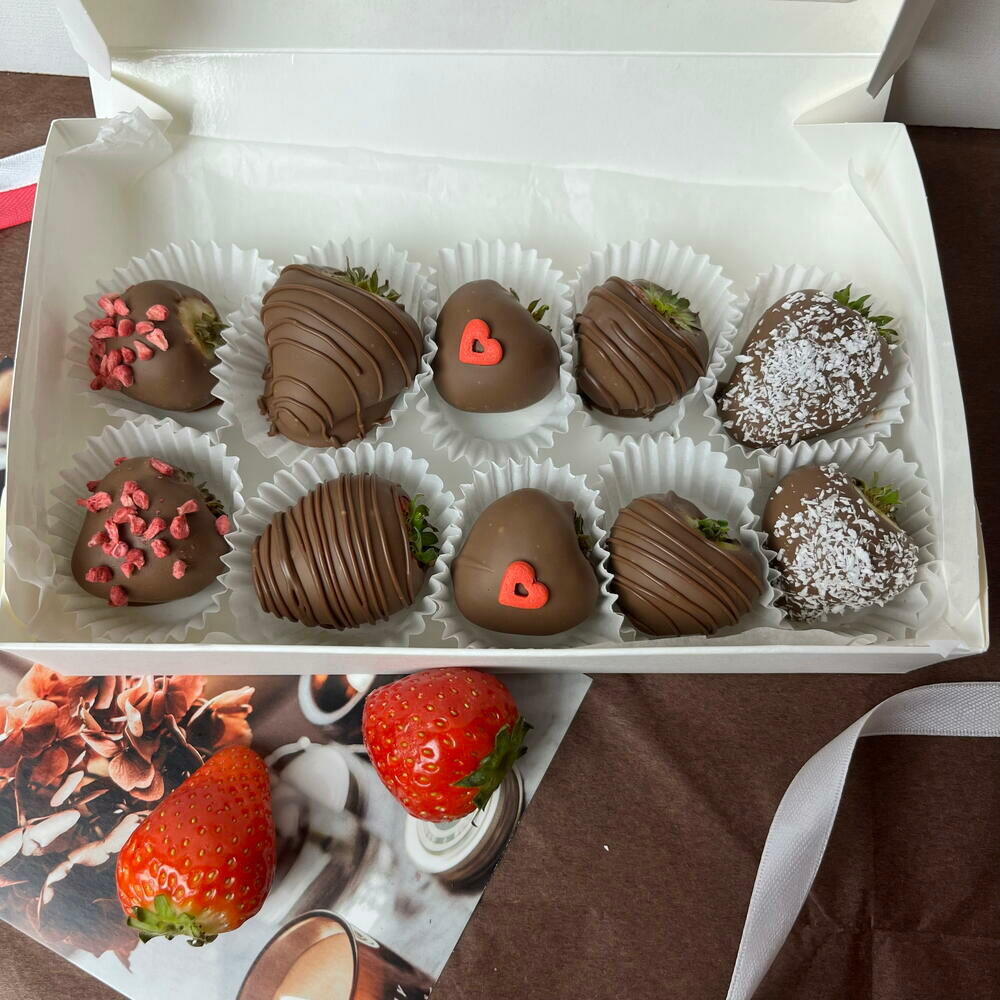 Клубника в шоколаде, набор ягод клубники в молочном шоколаде "Тет а Тет" 10 ягод