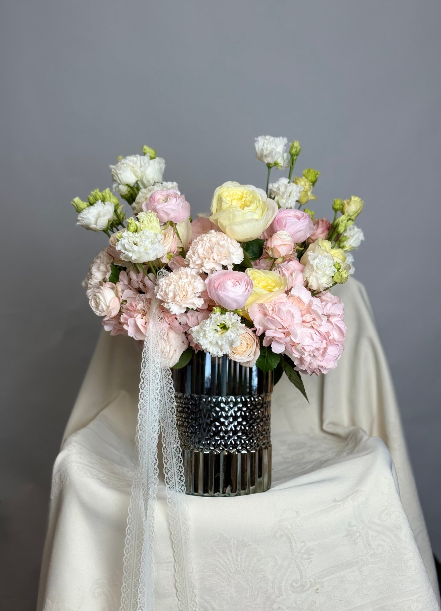 Ранункулюсы , гортензия , розы в интерьерной композиции «Рай»