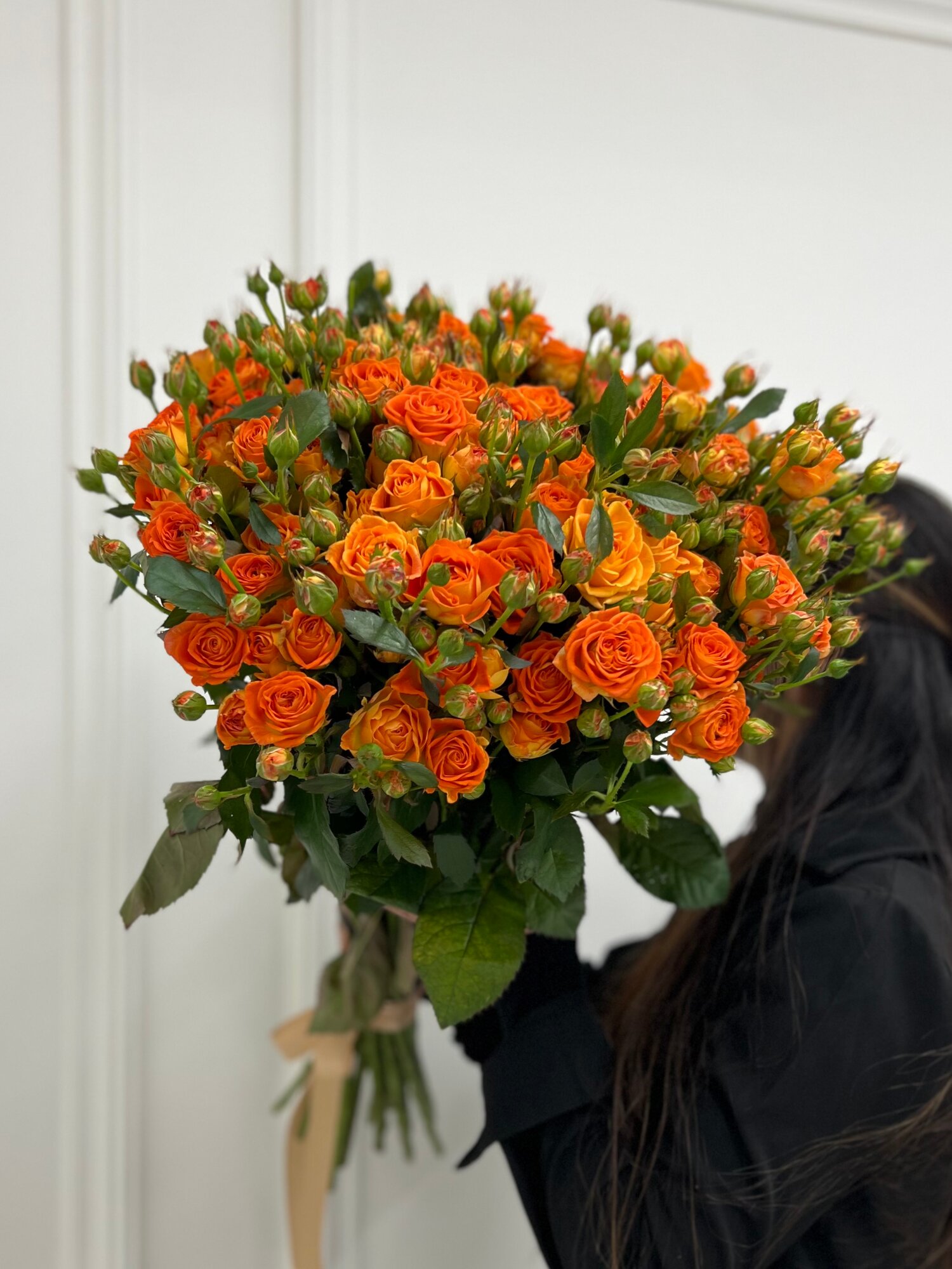 Гламелия цветы «Апельсиновый серпантин»: 21 кустовая роза King Bubbles с лентой – купить свежие цветы с доставкой