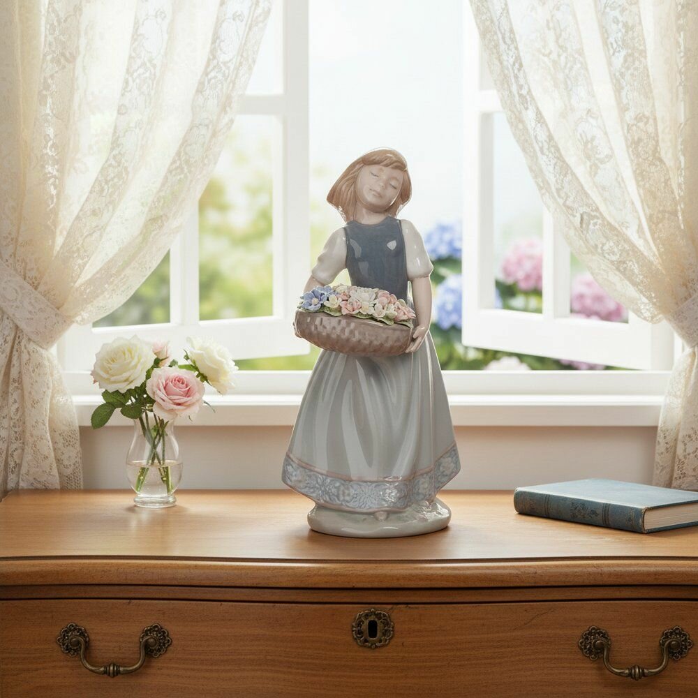 Статуэтка Девушка с цветами