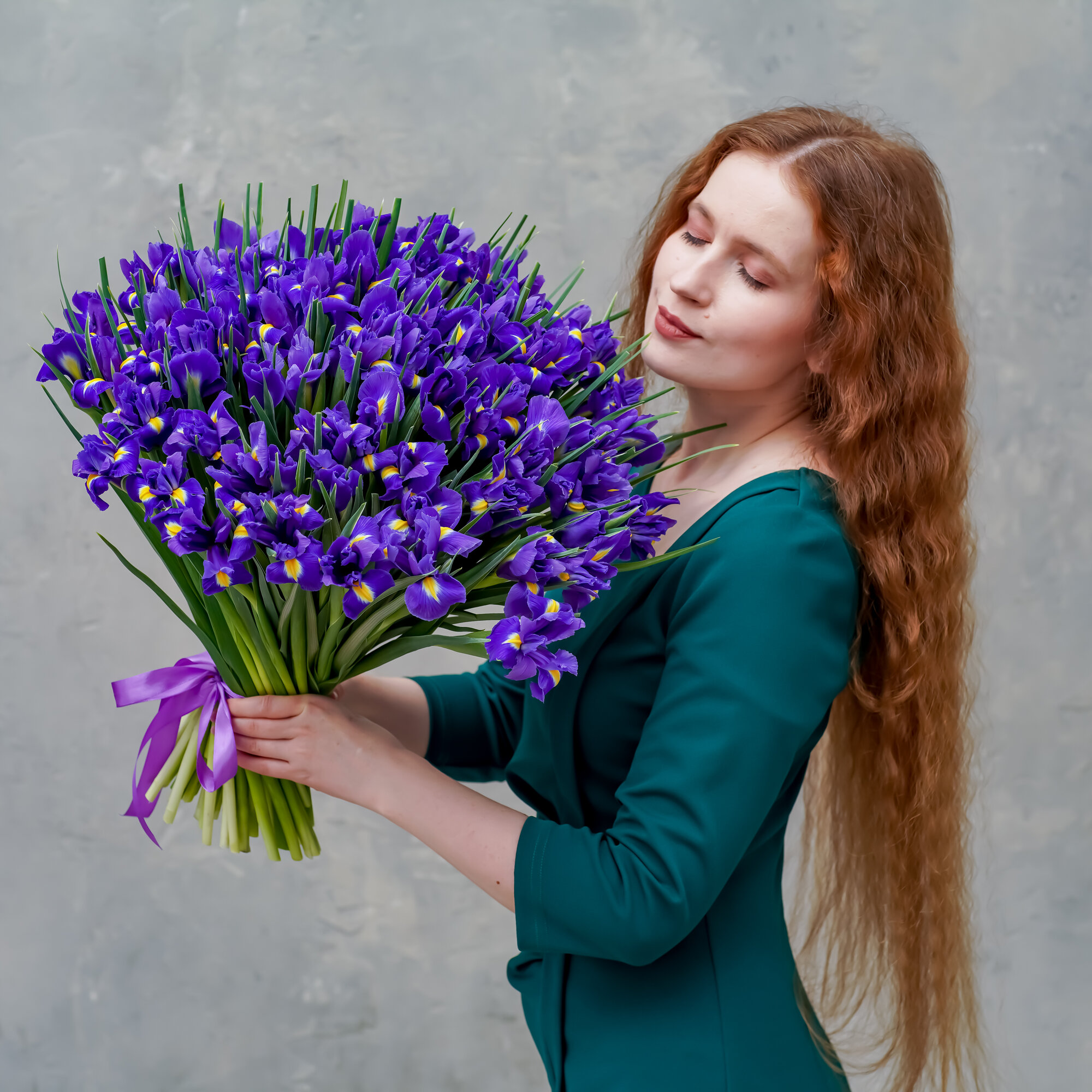 Букет живых цветов Flor-Pro Flowers из 51 синего ириса с атласной лентой — фото 1