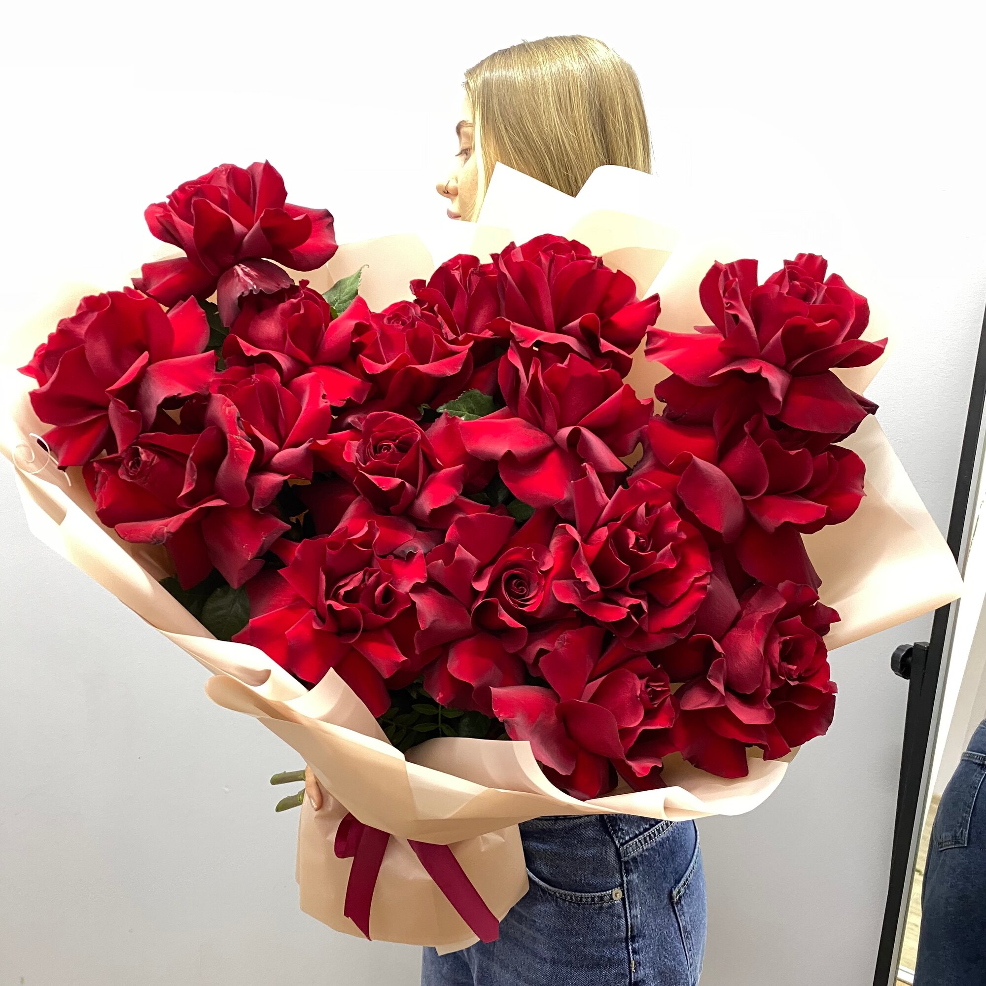 Французские бордовые розы 17 шт от бренда Тук-тук цветы