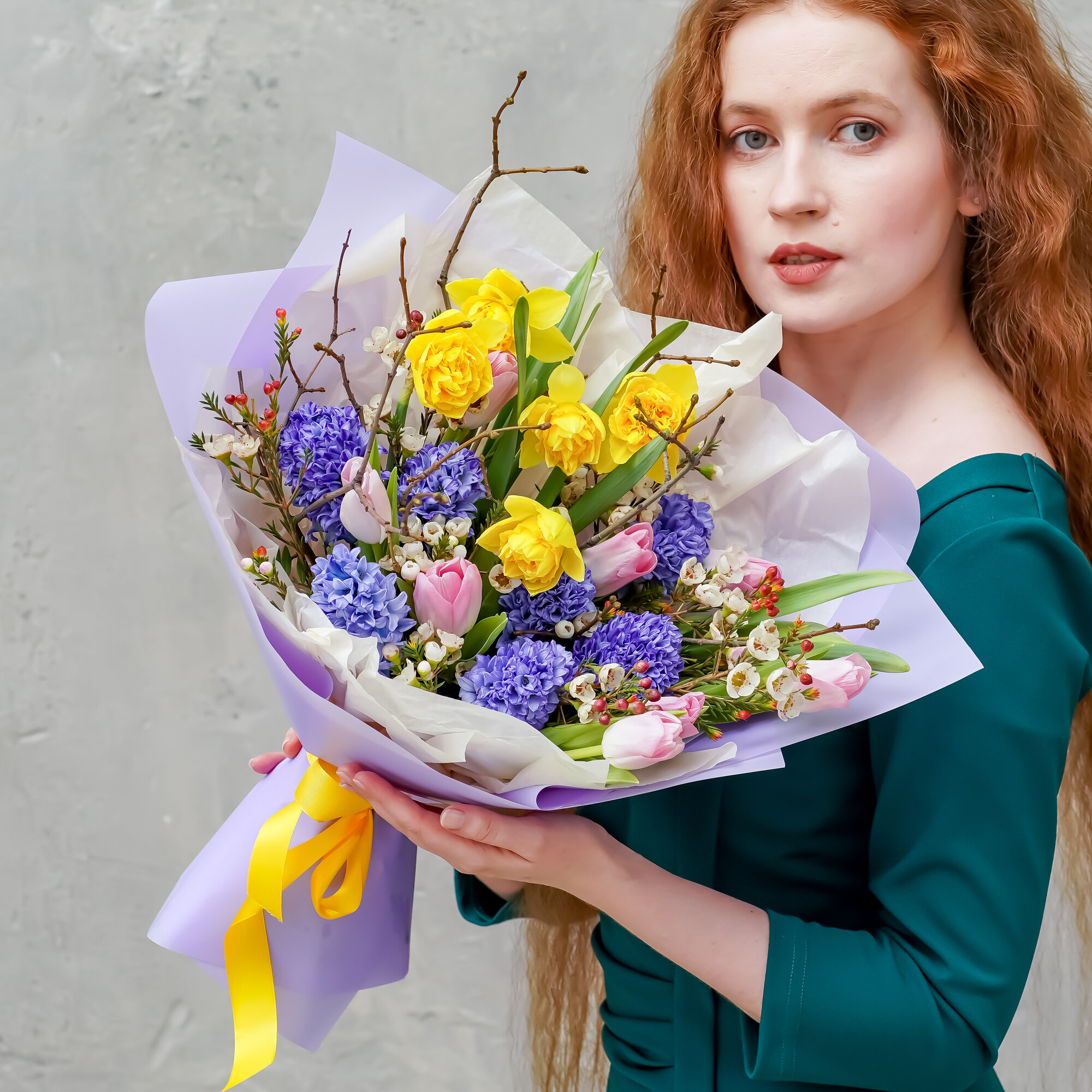 Букет живых цветов Flor-Pro Flowers из тюльпанов, гиацинтов и нарциссов "Нотки Аромата" в дизайнерской упаковке
