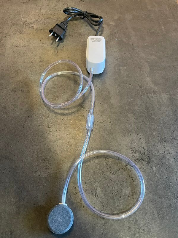 Тихий аквариумный компрессор Yee YTZ-300. Обновленный медный механизм, стабильная работа, низковольтный медленный поток, уменьшение шума. Выходы: 1. Производительность: 1.5 л/мин. Мощность: 3 Вт. Для аквариума объемом:30-60 л.