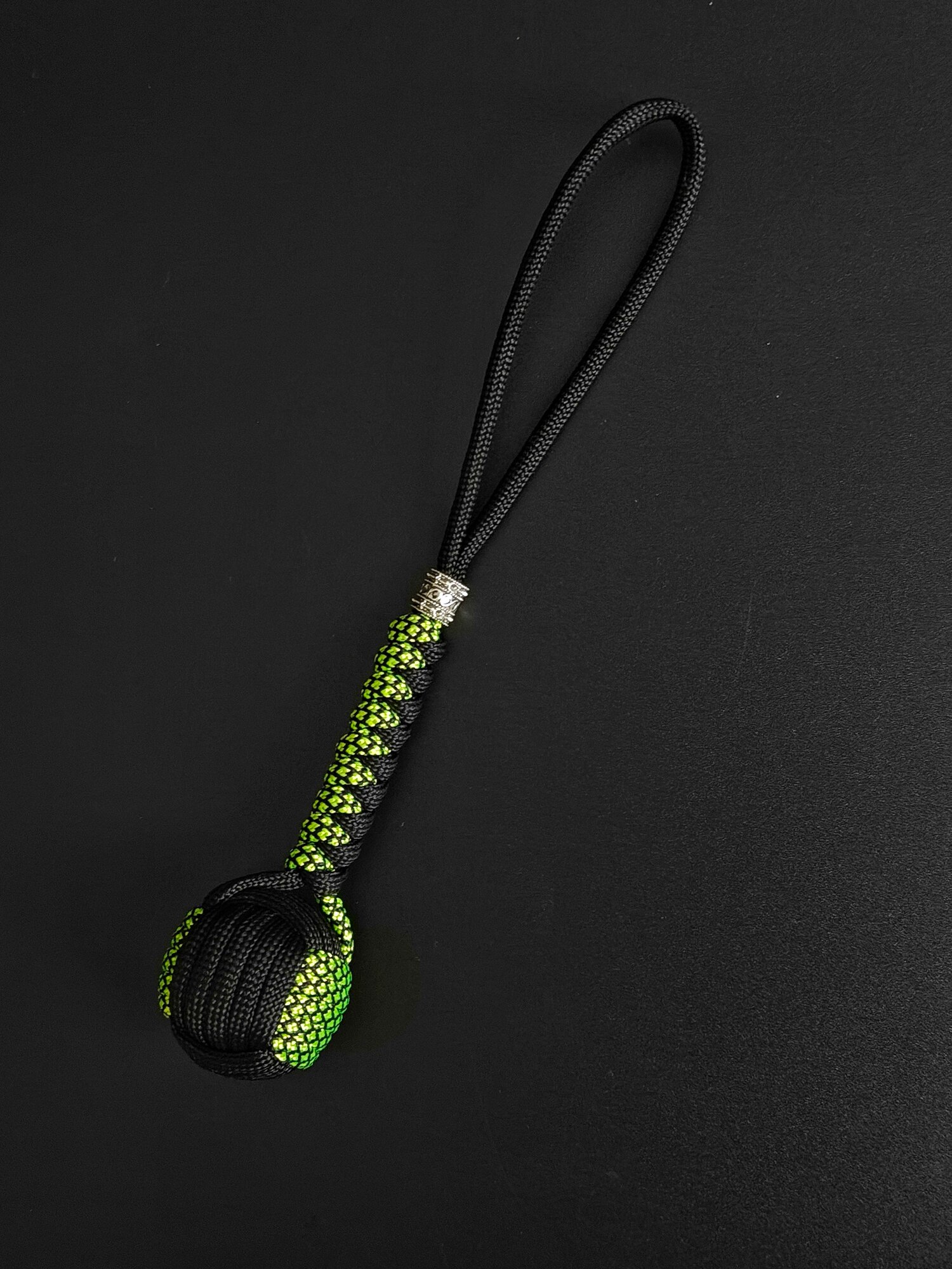 Темляк черно-салатовый "кулак обезьяны" из паракорда для ножа, брелок для ключей, брелок на сумку с бусиной