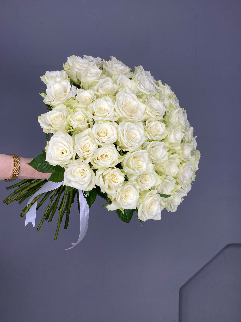 Моно букет, роза кенийская, одноголовая, Athena , белая, 40 см, 51 шт, под ленту