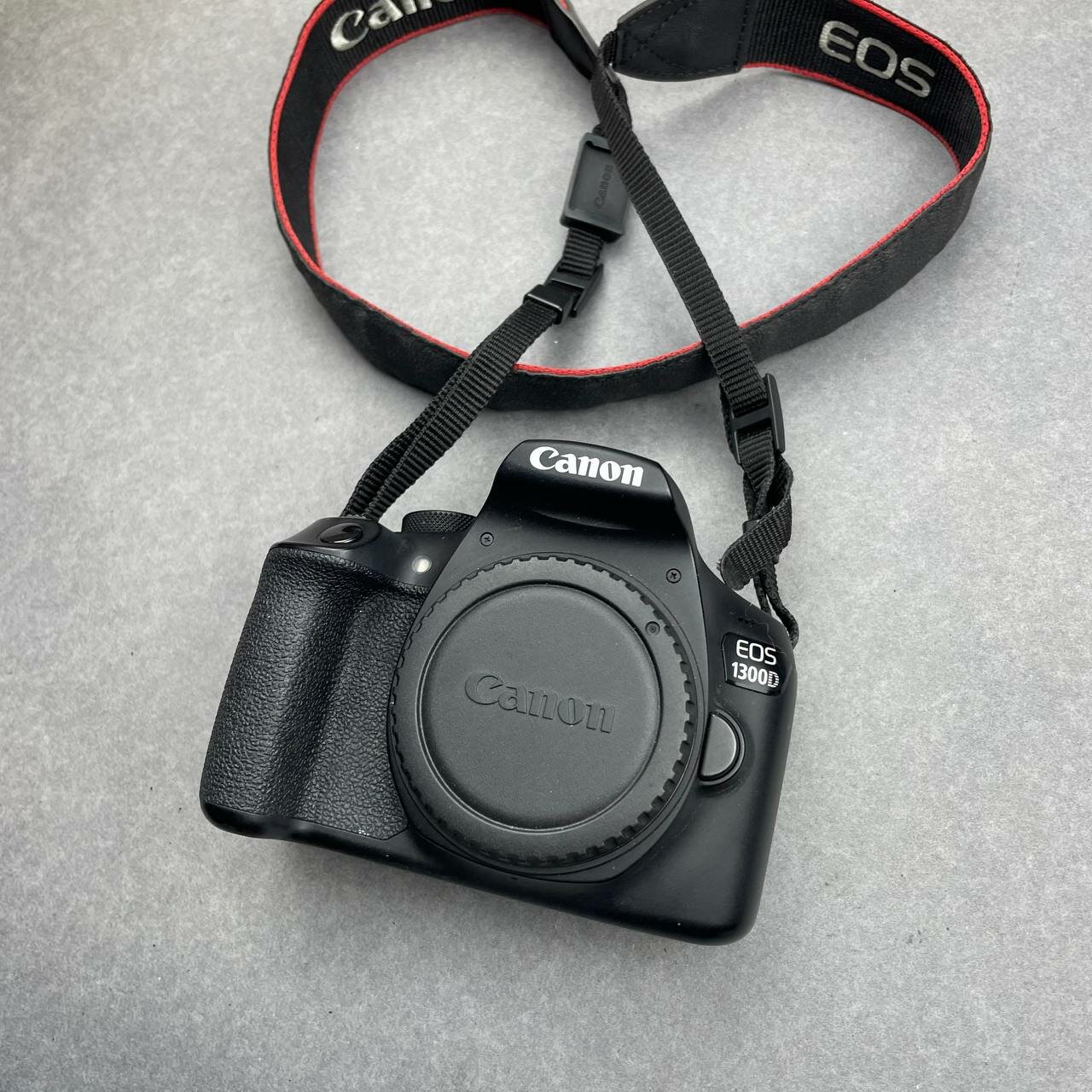 Цифровой компактный фотоаппарат Canon EOS 1300D BODY без объектива