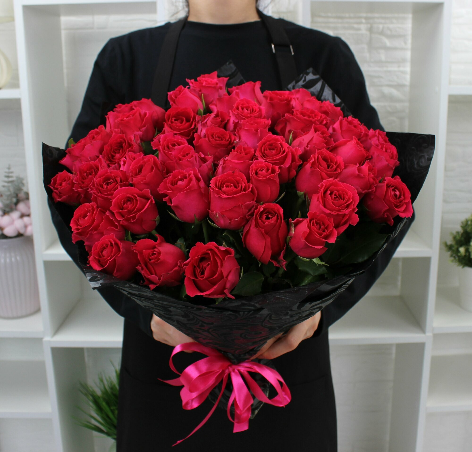 Монобукет THE FLOREAL малиновая роза 51 штука, высота 40 см, с бантом