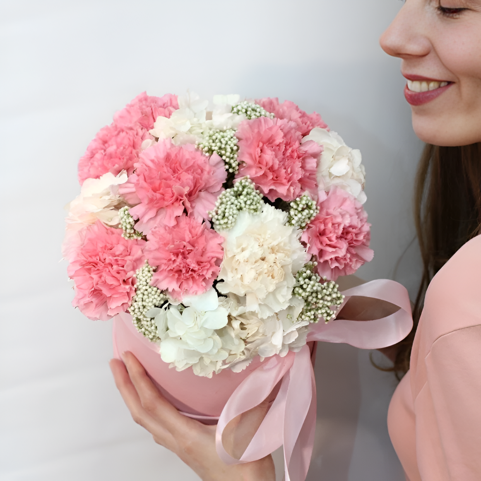 Композиция 28 с гортензией и диантусом, с ритмом озотамнуса в шляпной коробке