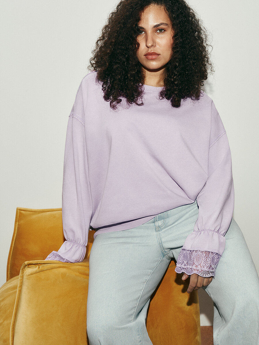 Свитшот из футера с кружевными манжетами больших размеров