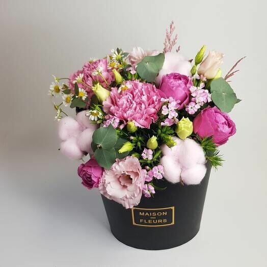 Цветы в черной коробке с ярко розовыми цветами